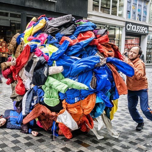 Une boule géante de textile traverse la rue Neuve pour commémorer Rana ...